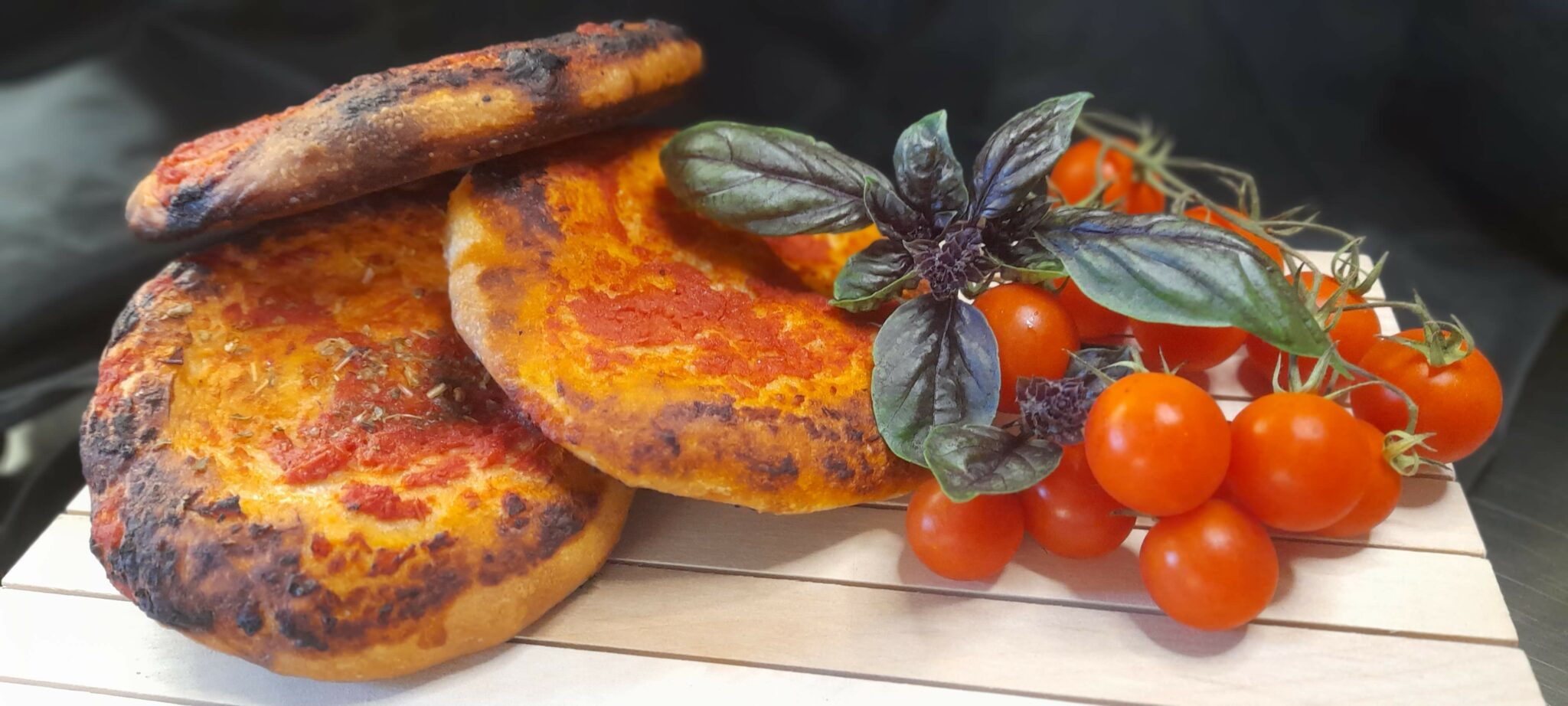 Pizzette rosse rotonde del forno: una delizia croccante da gustare in ...